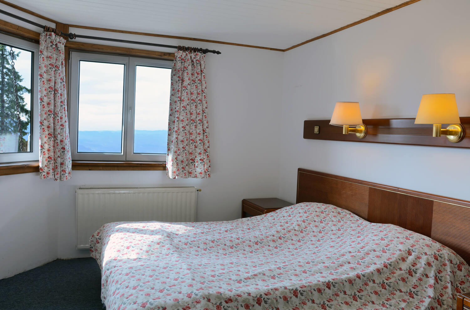 Open image in lightbox: Camera-3-6-locuri-Cabana-Postavaru Open image ...